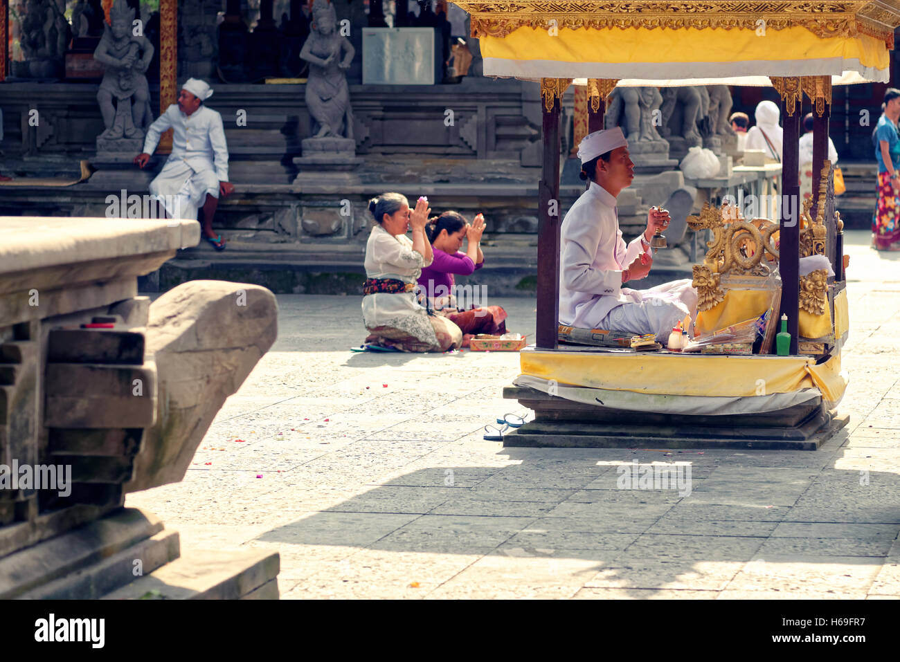 Balinese Hindu Worship Stock Photo - Alamy