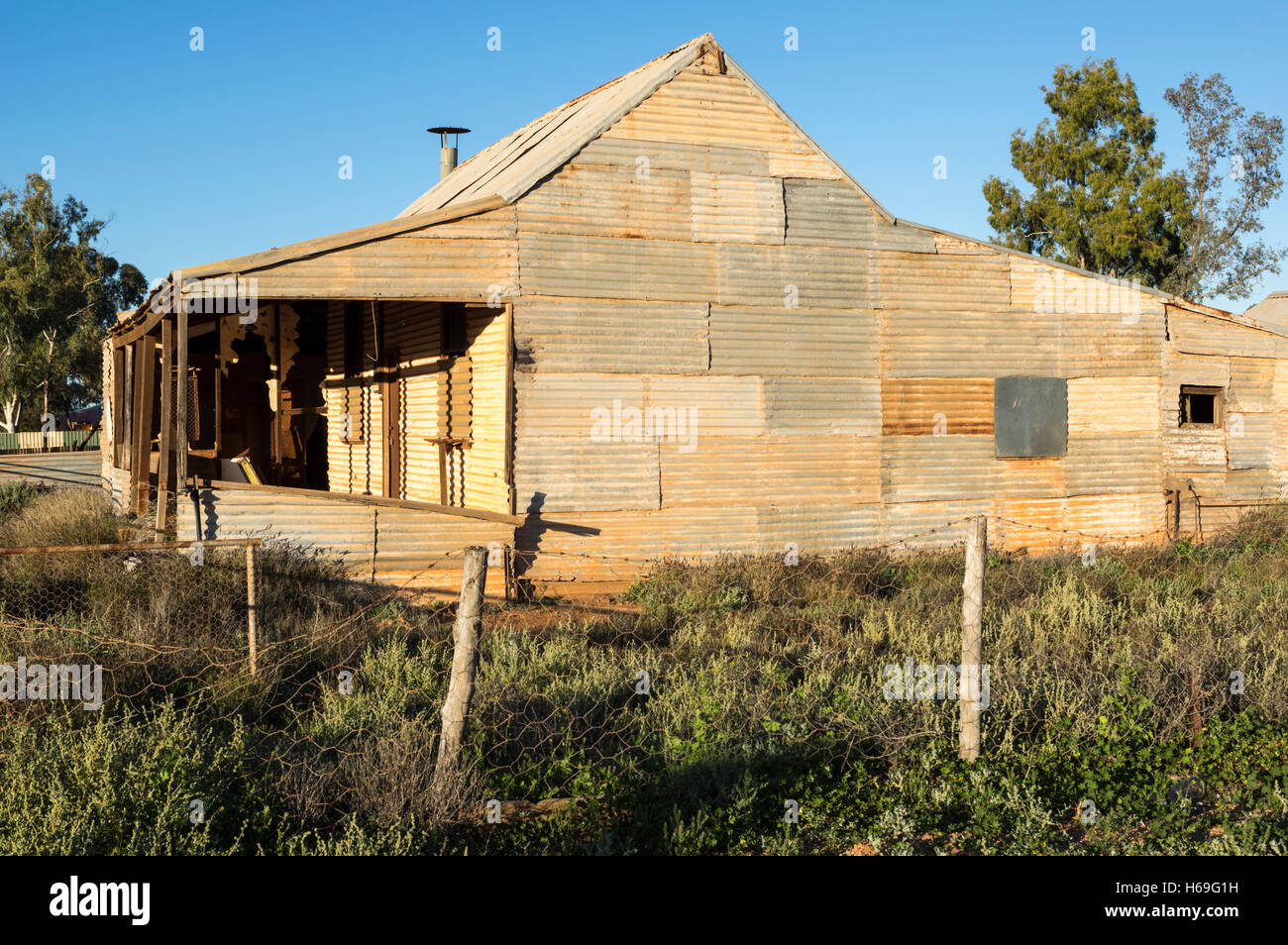 An old miner's shack in Mount Magnet, Western Australia Stock Photo - Alamy