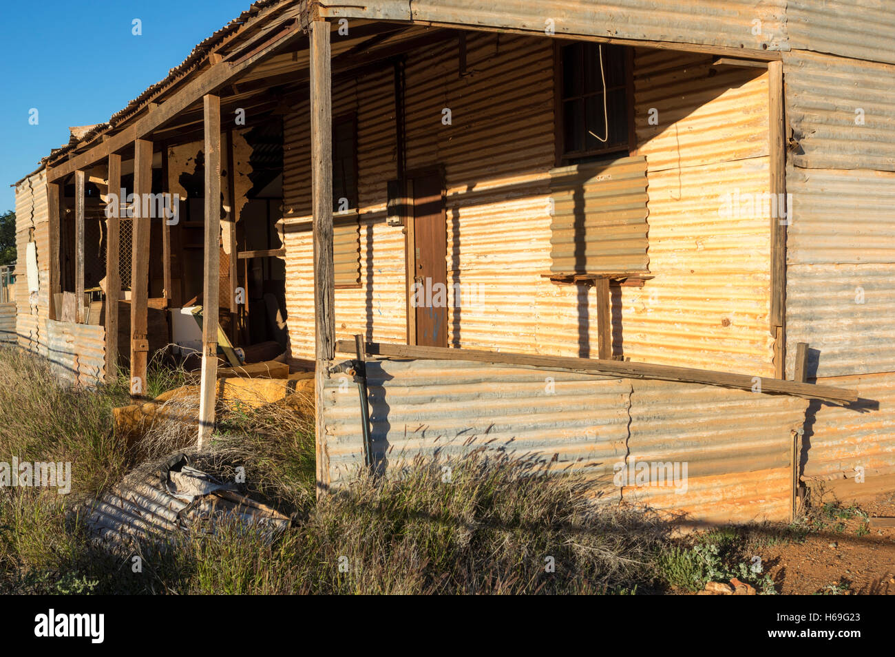 An old miner's shack in Mount Magnet, Western Australia Stock Photo - Alamy