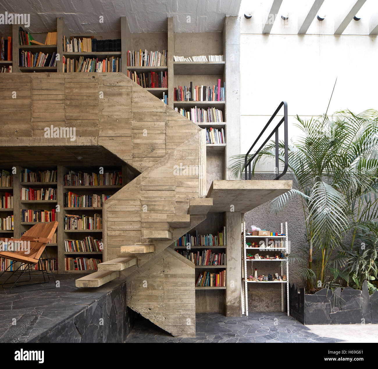 Bookshelves pedro reyes house hi-res stock photography and images - Alamy