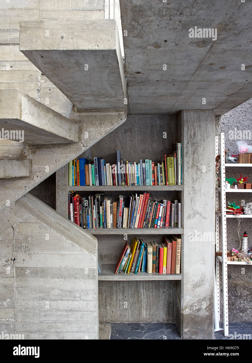 Bookshelves pedro reyes house hi-res stock photography and images - Alamy