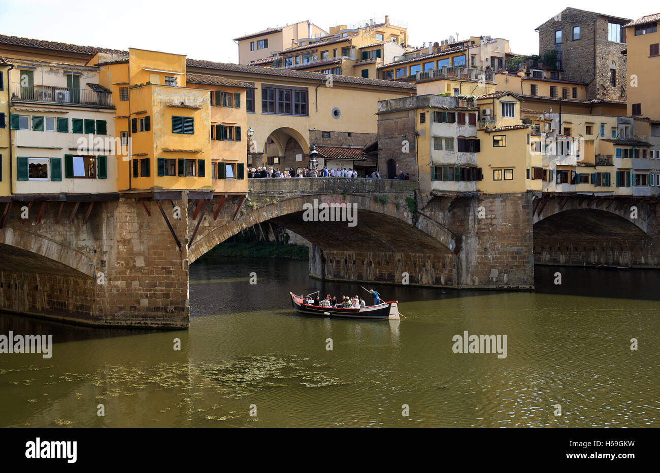 The celebrated Ponte Vecchio Bridge over the river Arno in Florence ...