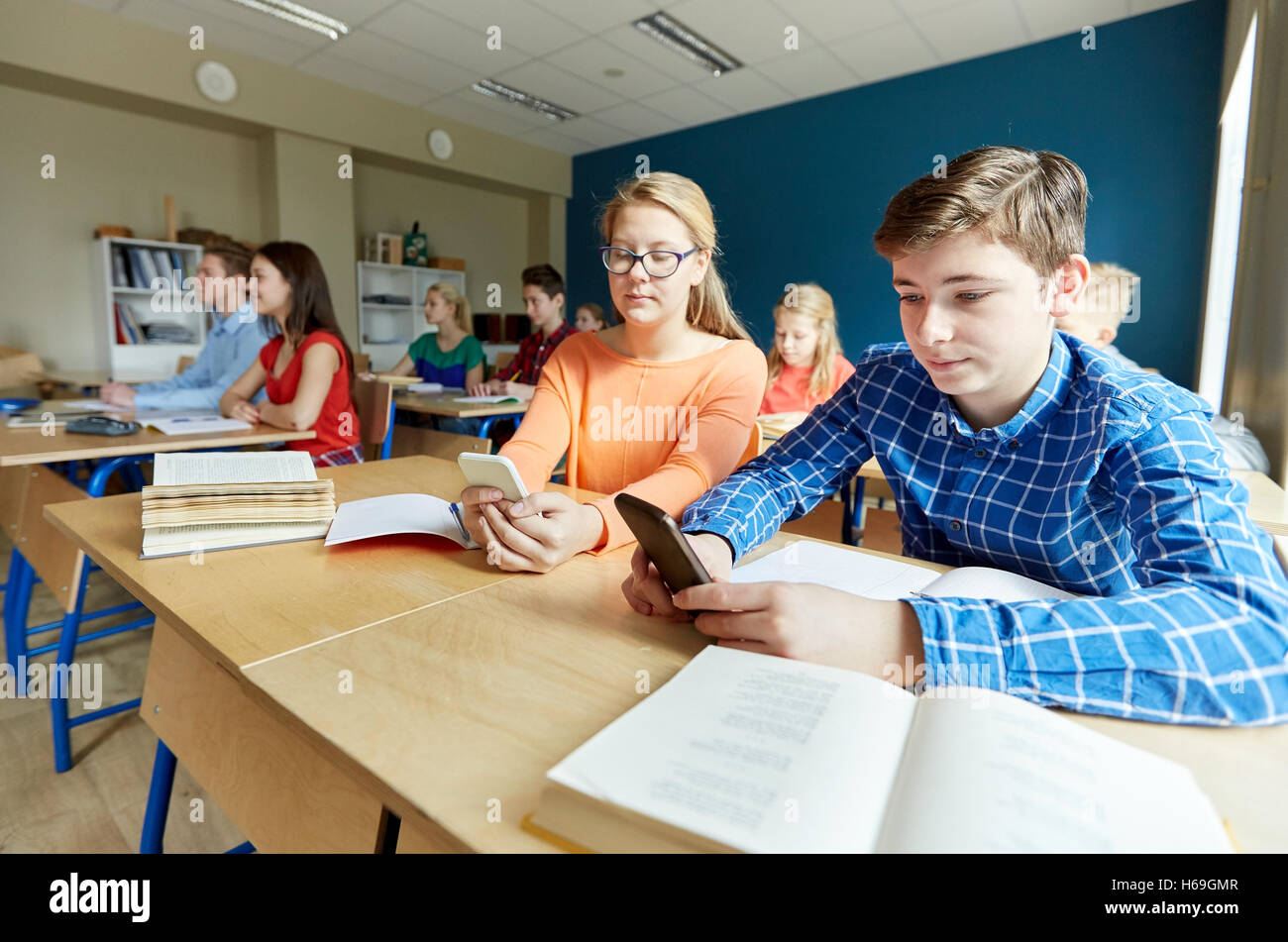 students with smartphone texting at school Stock Photo - Alamy