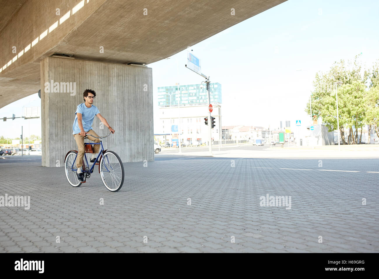 young hipster man riding fixed gear bike Stock Photo - Alamy