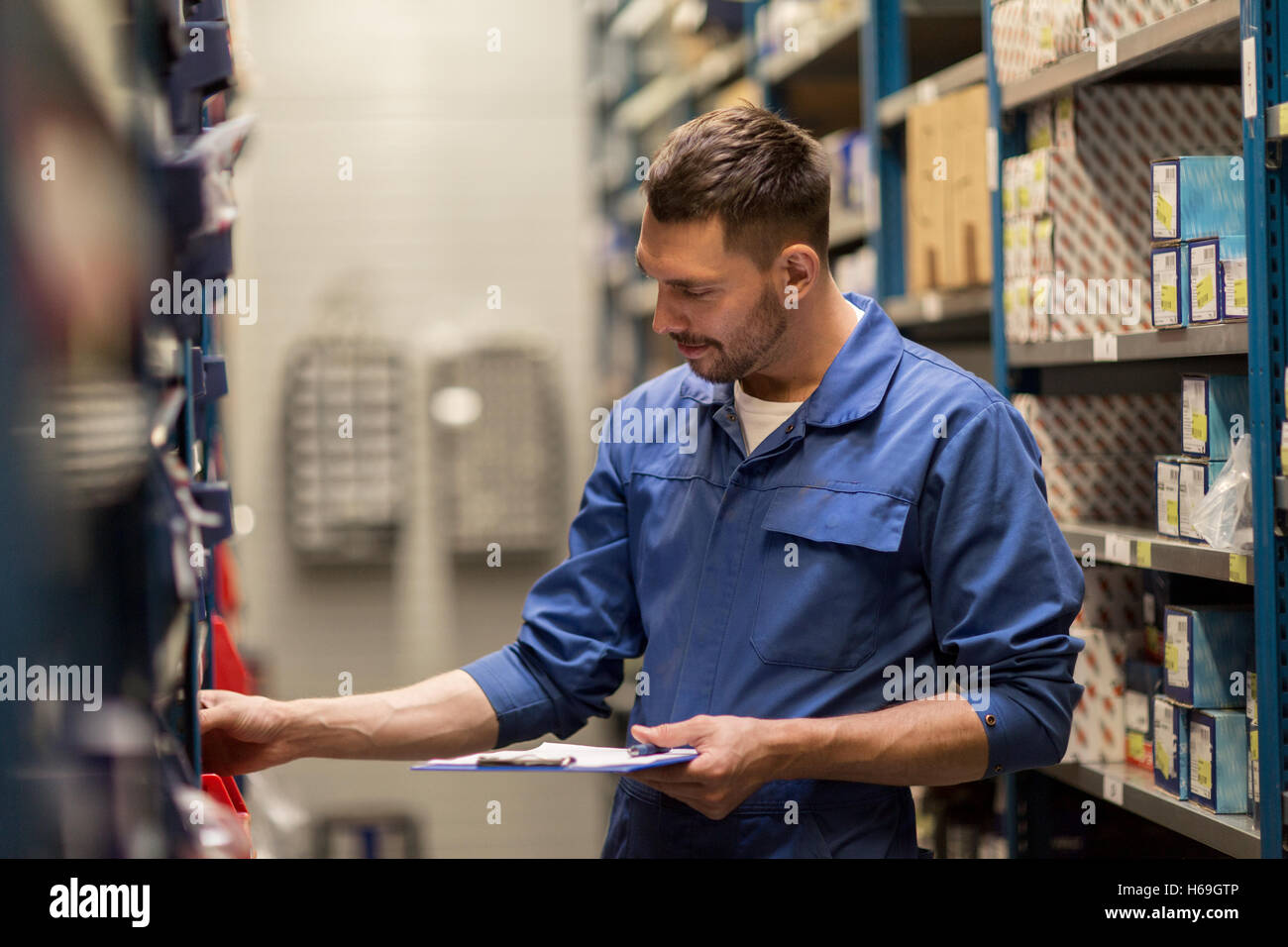 auto mechanic with clipboard at car workshop Stock Photo - Alamy
