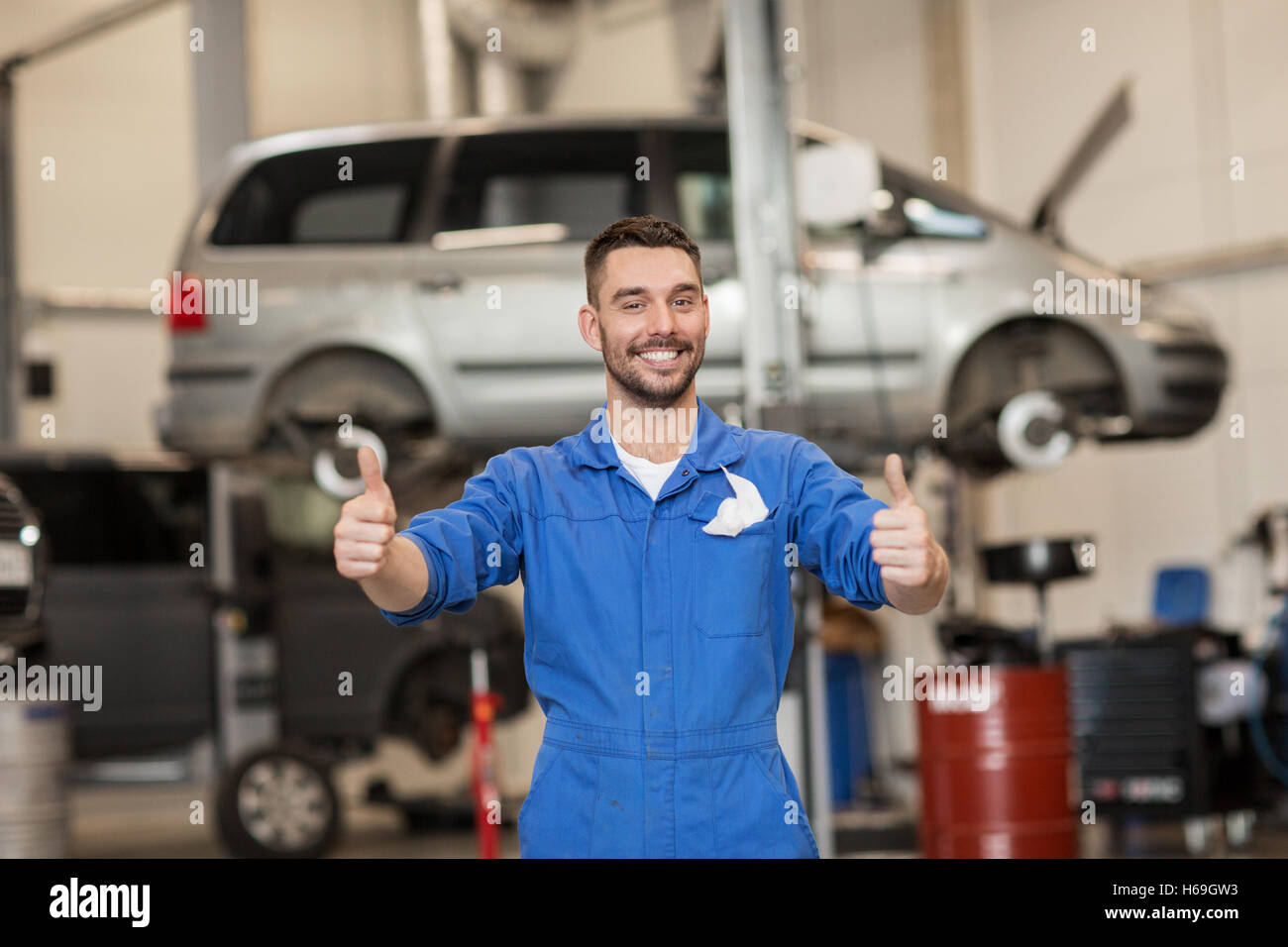 Male mechanic thumbs up car hi-res stock photography and images - Alamy