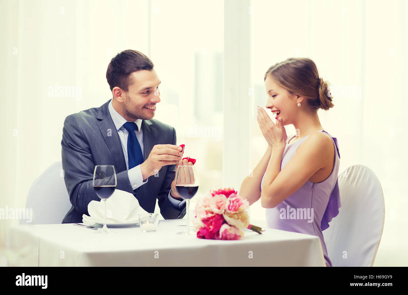 man proposing to his girlfriend at restaurant Stock Photo - Alamy