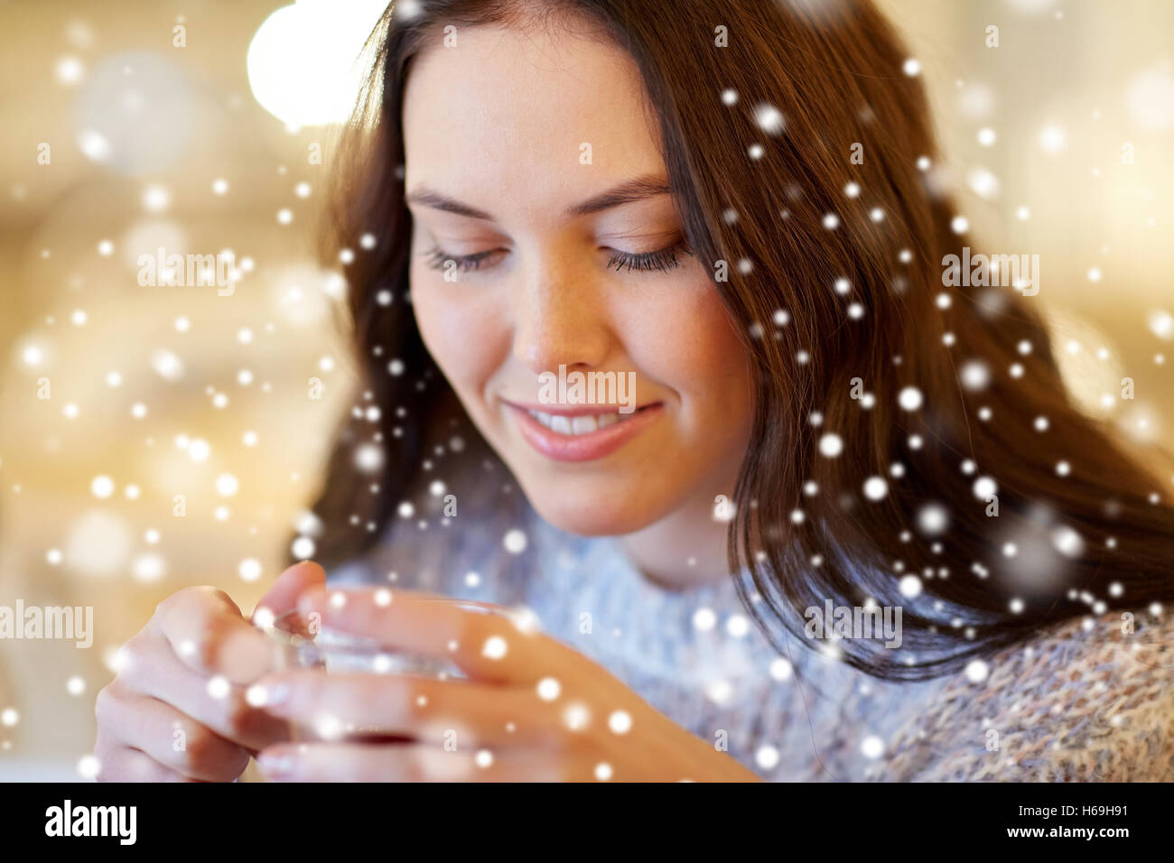 smiling young woman drinking tea at cafe Stock Photo - Alamy