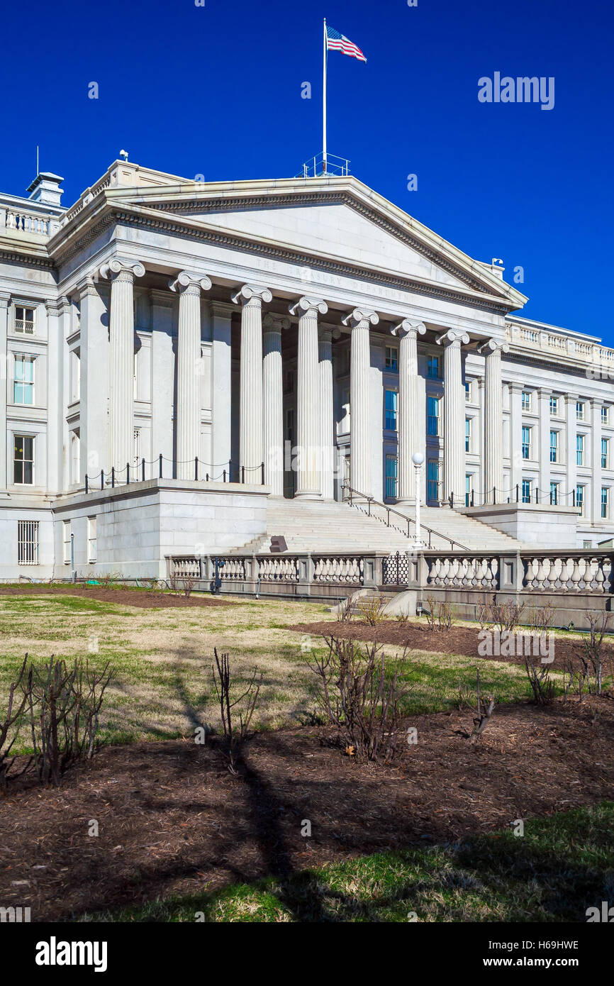 U.S. Treasury building and monument of Alexander Hamilton, Washington ...