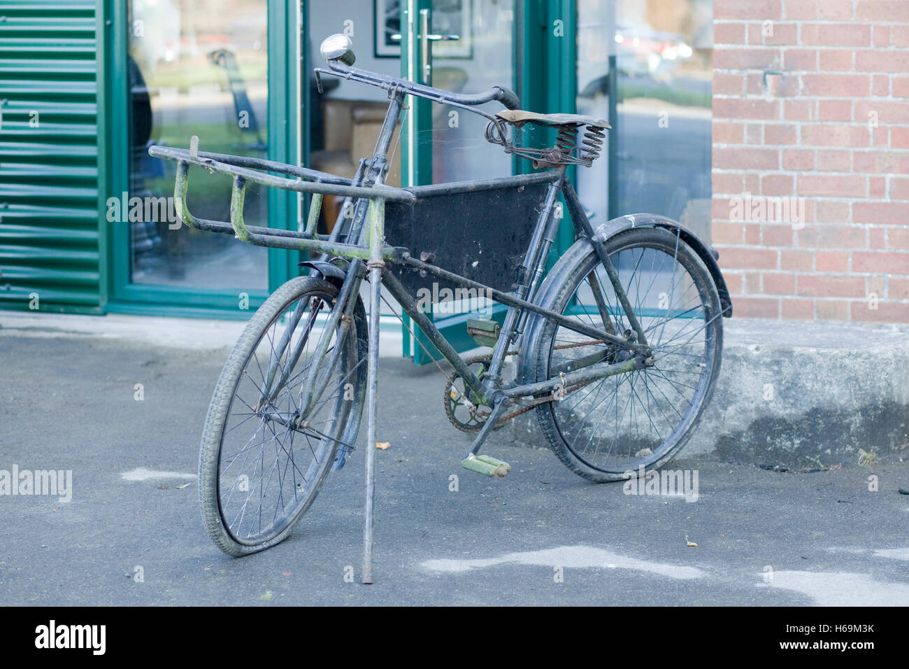 Vintage push bike hi-res stock photography and images - Alamy