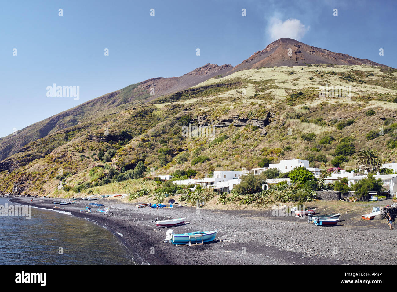 Beach boats stromboli volcano italy hi-res stock photography and images ...