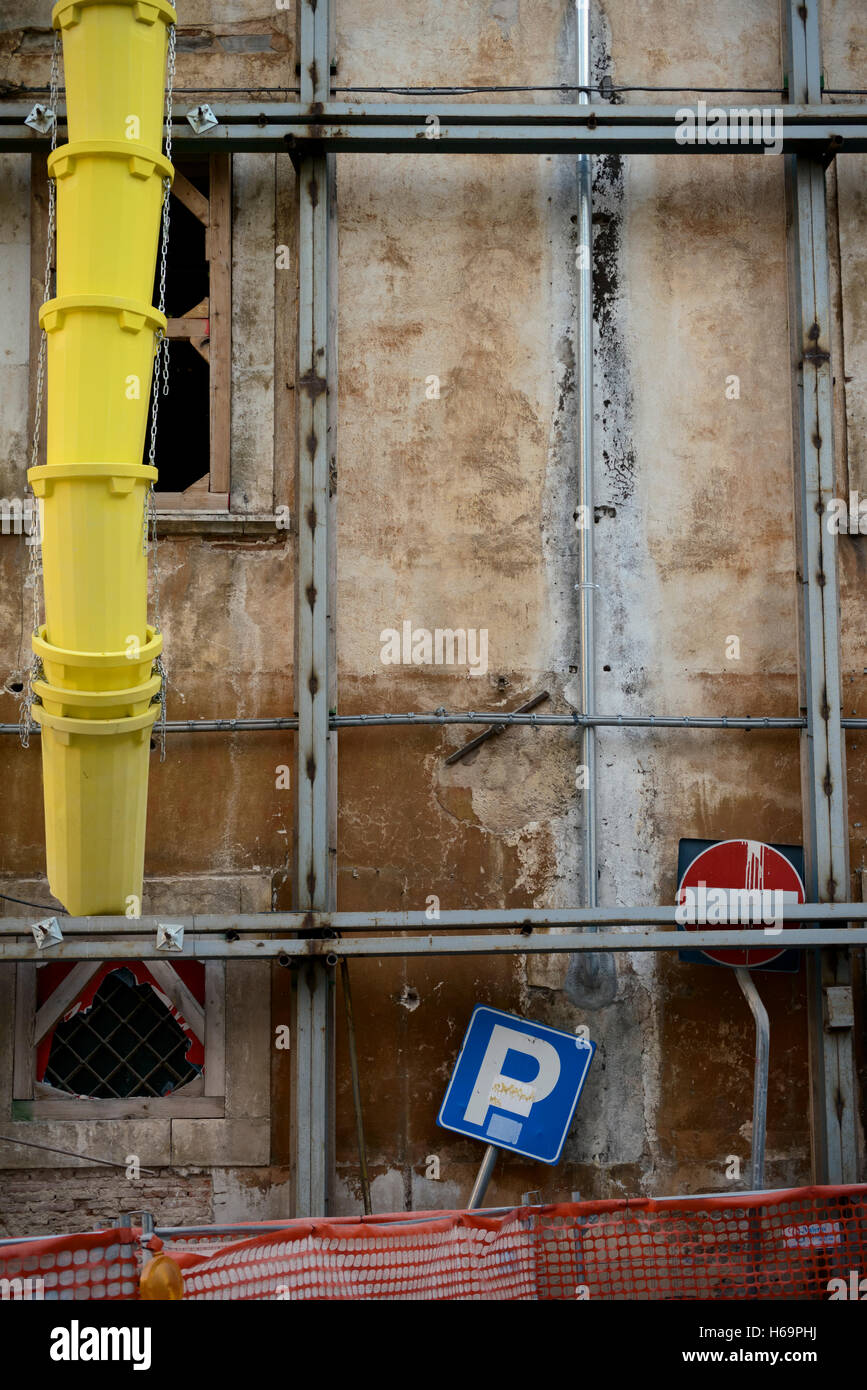 Earthquake reconstruction hi-res stock photography and images - Alamy