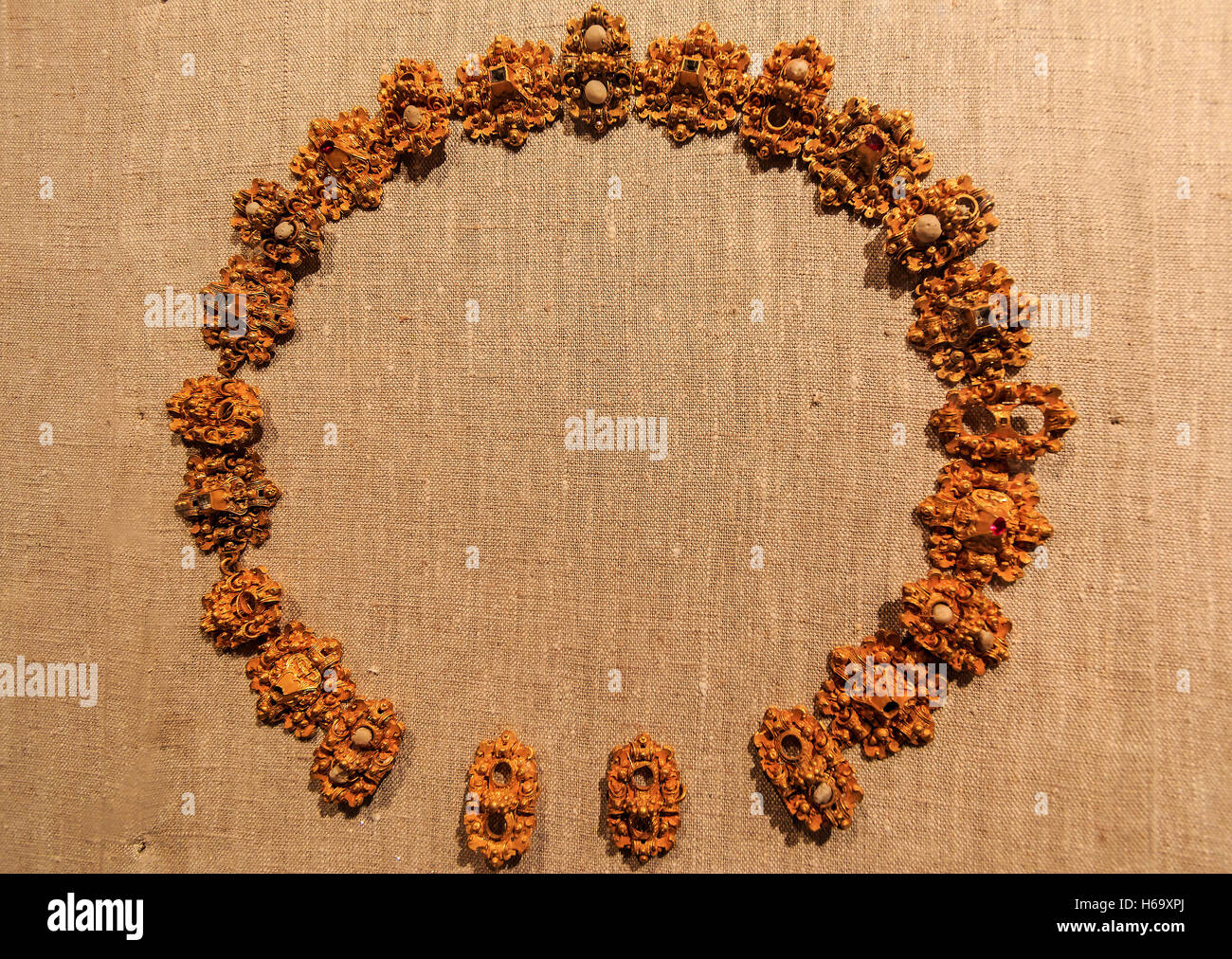 Real gold hi-res stock photography and images - Alamy