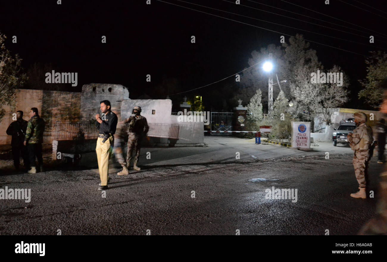 Quetta, Pakistan. 25th Oct, 2016. Pakistani security officials stand ...