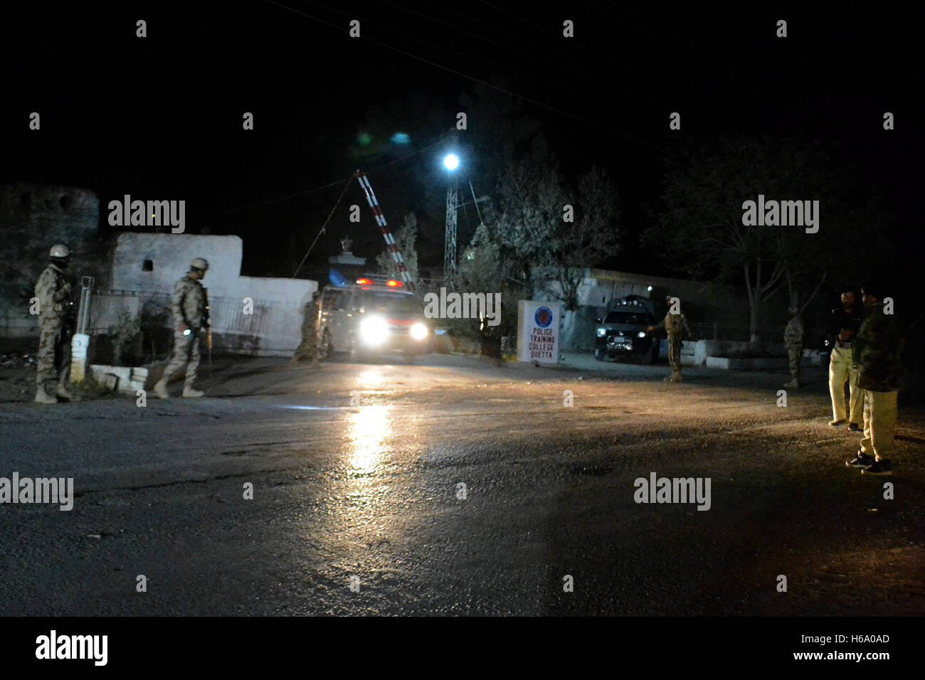 Quetta, Pakistan. 25th Oct, 2016. Pakistani security officials stand ...