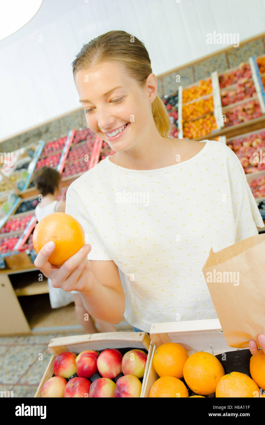 Woman buying some oranges Stock Photo - Alamy