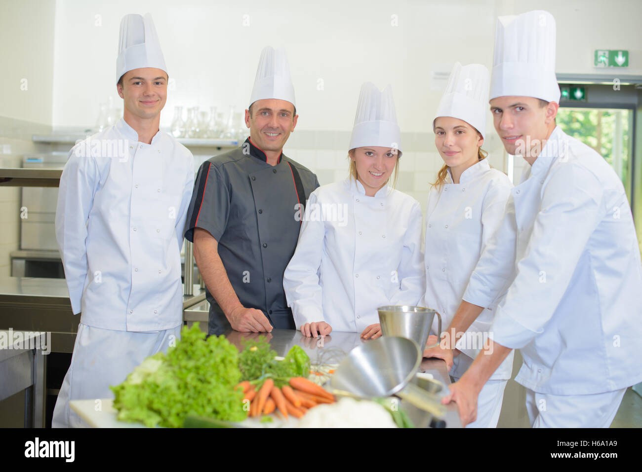 Middle school cooking class hi-res stock photography and images - Alamy
