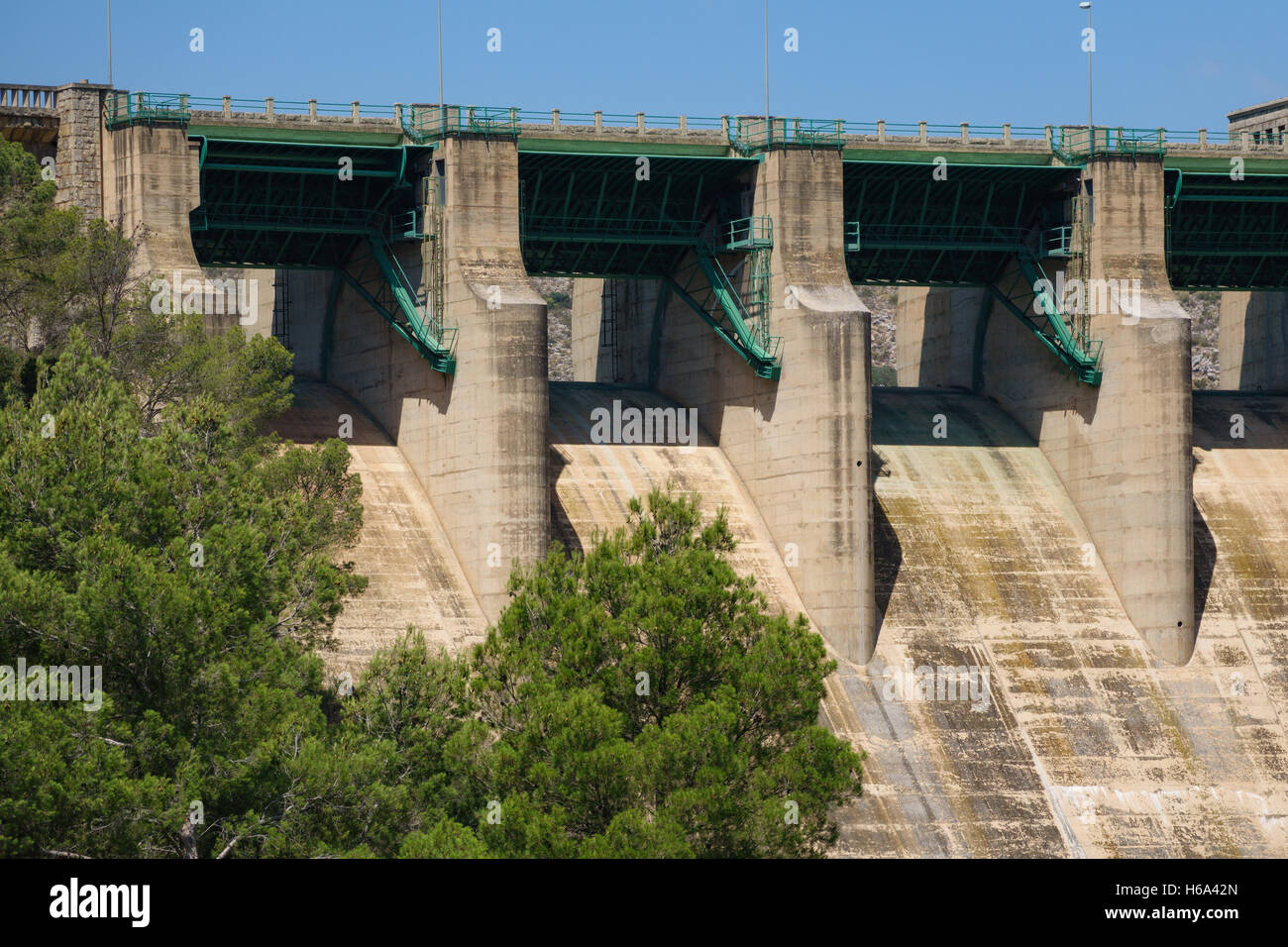 Cement floodgates hi-res stock photography and images - Alamy