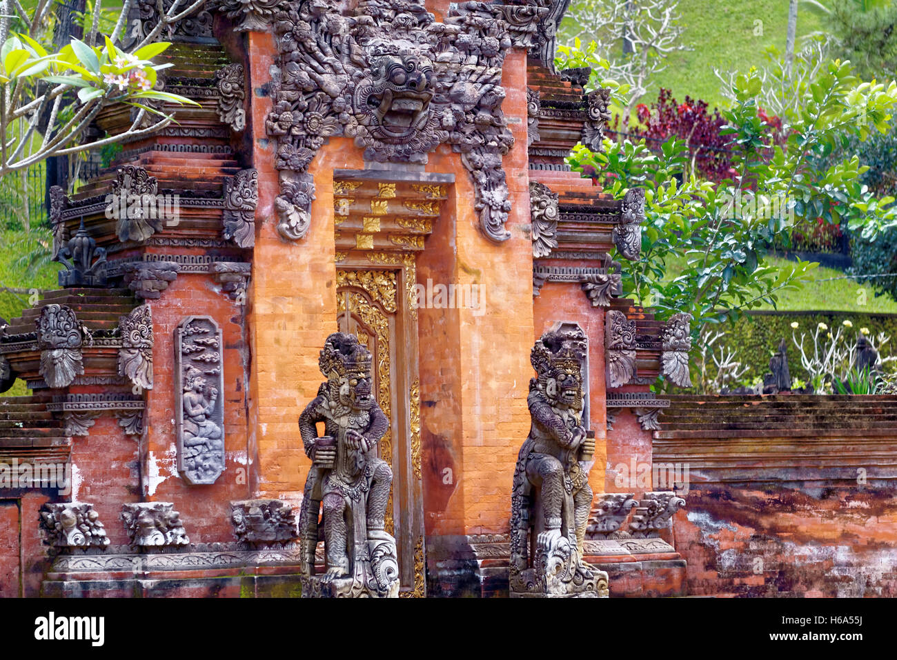 Carving in temple gate hi-res stock photography and images - Alamy