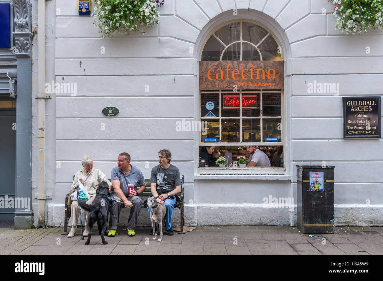 Cafe scene uk hi-res stock photography and images - Alamy