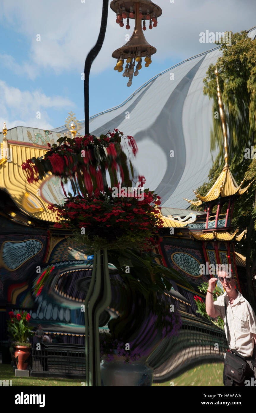 Distortion mirrors hi-res stock photography and images - Alamy