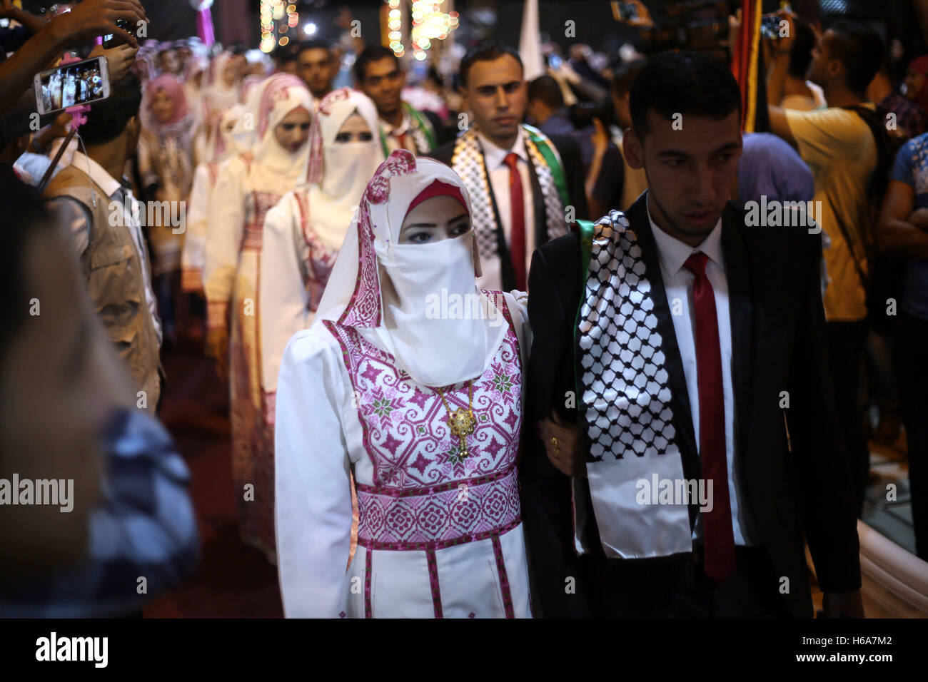 Gaza City, The Gaza Strip, Palestine. 25th Oct, 2016. Palestinian ...