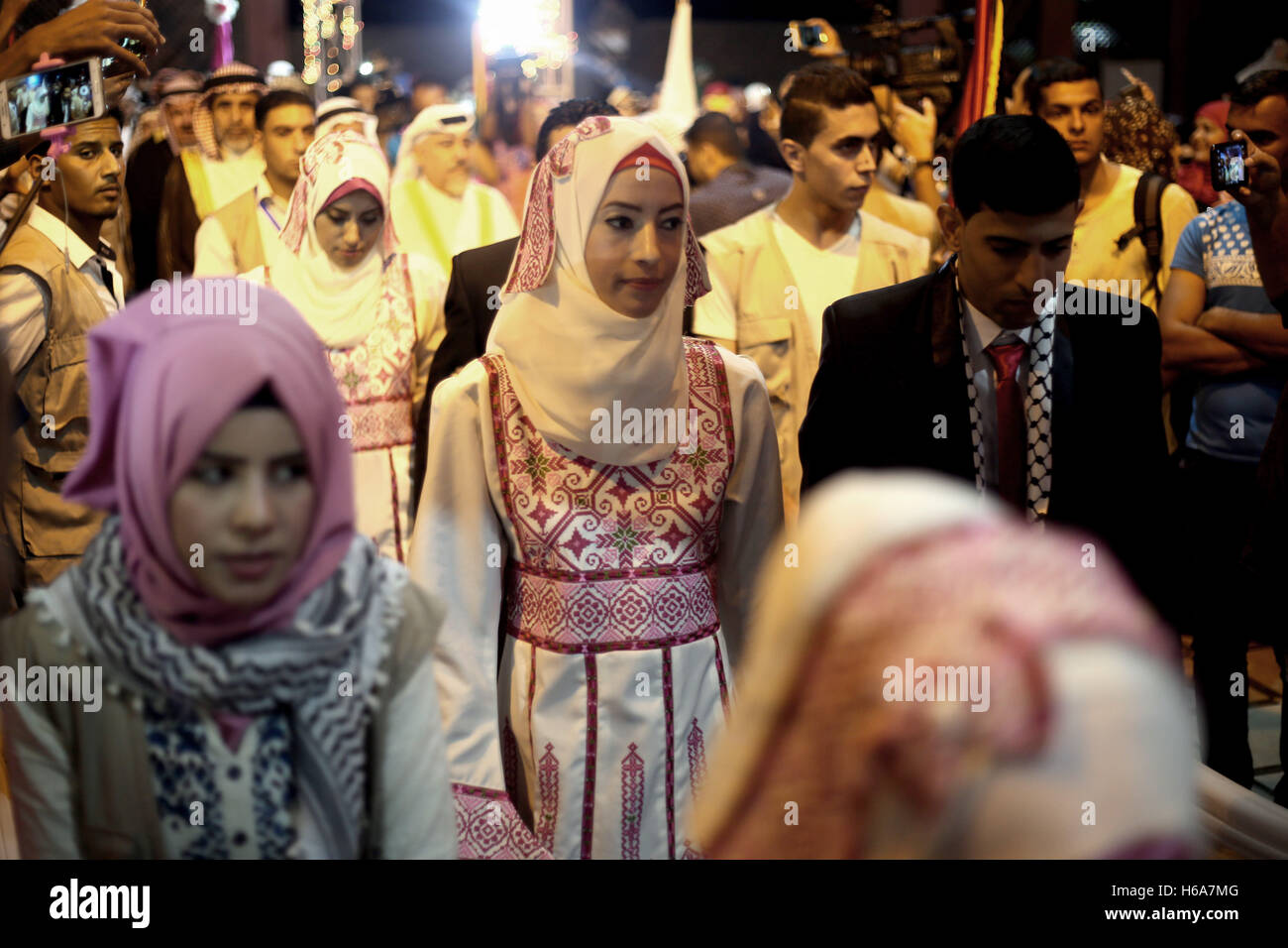 Gaza City, The Gaza Strip, Palestine. 25th Oct, 2016. Palestinian ...