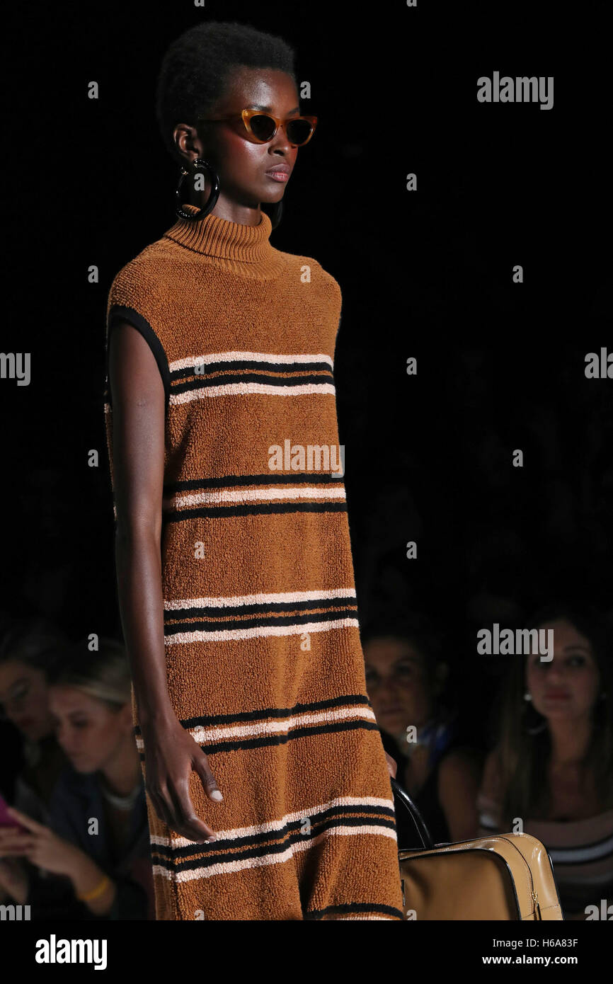 Sao Paulo, Brazil. 25th Oct, 2016. SPFW N42 - Parade Brand during the ...