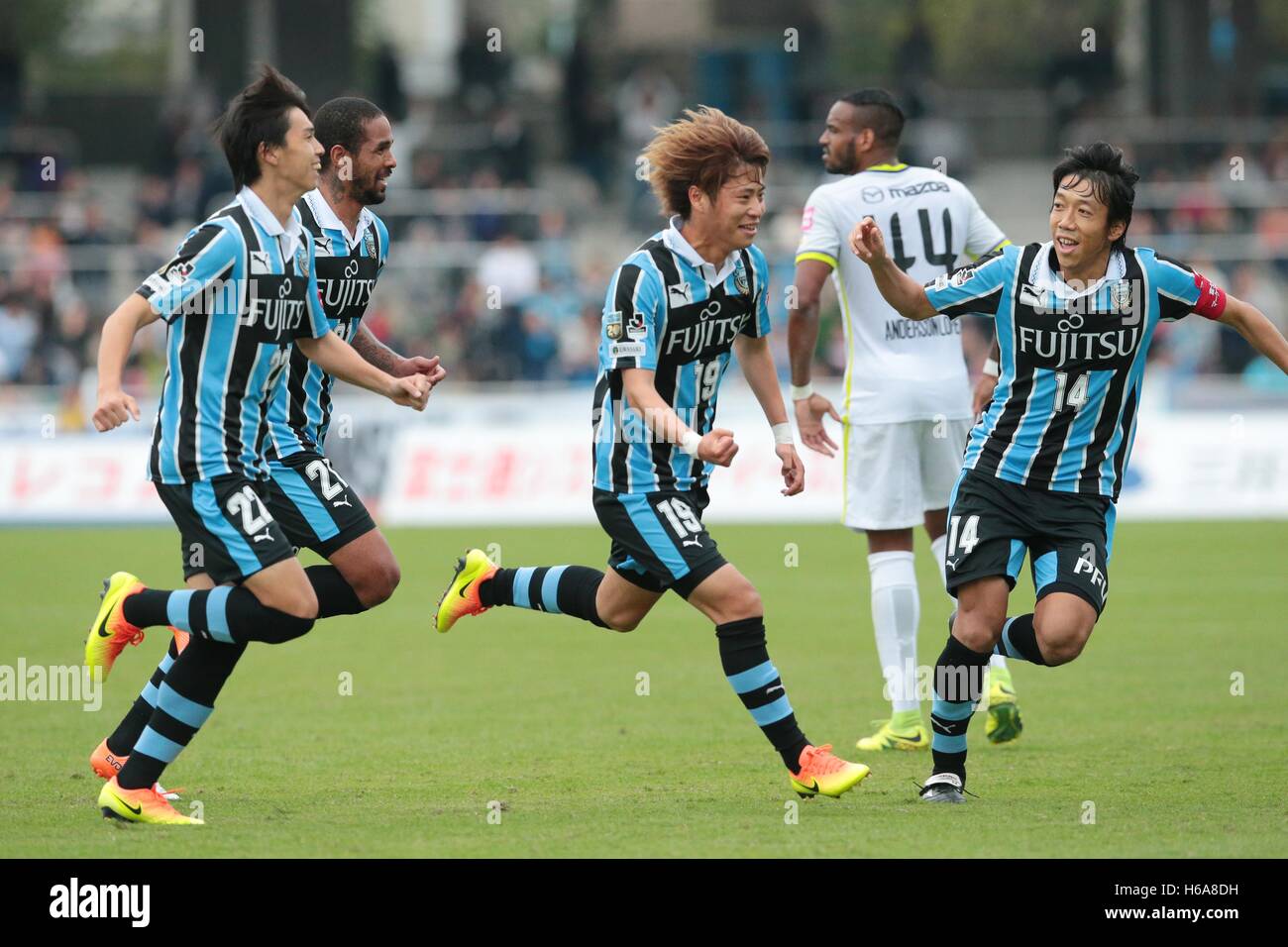 Kanagawa, Japan. 22nd Oct, 2016. (R-L) Kengo Nakamura, Kentaro Moriya ...