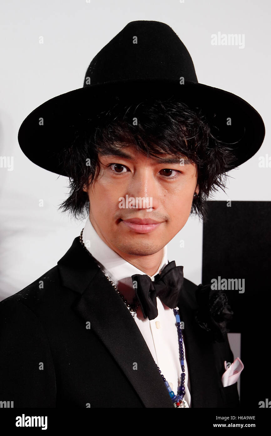 Tokyo, Japan. 25th Oct, 2016. Actor Takumi Saitoh poses for the cameras ...