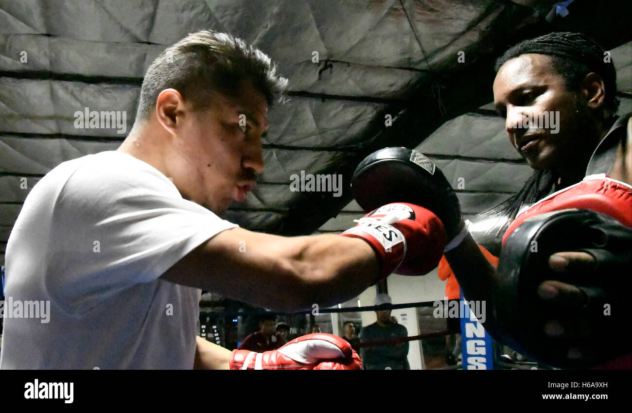 Jessy Vargas works out with his trainer Dewey Cooper for his final ...