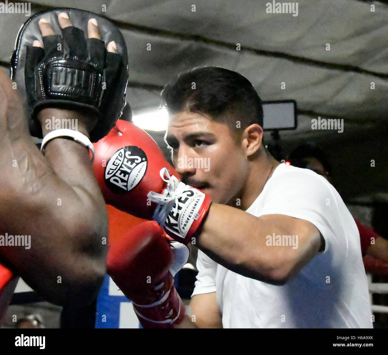 Jessy Vargas does his final workouts for his upcoming fight with Manny ...