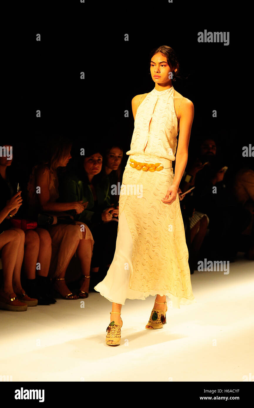 SÃO PAULO, SP - 25.10.2016: SPFW N42 - Parade LILLY SARTI during São ...