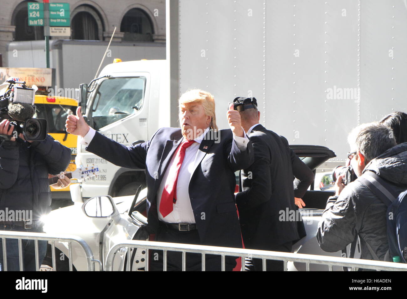 New York, NY, USA. 25th Oct, 2016. Alison Jackson outdoor performance ...