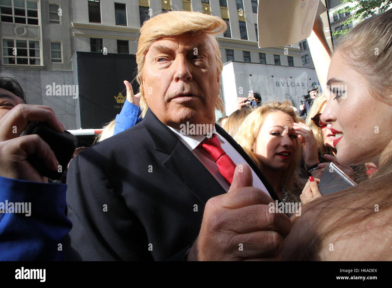 New York, NY, USA. 25th Oct, 2016. Alison Jackson outdoor performance ...
