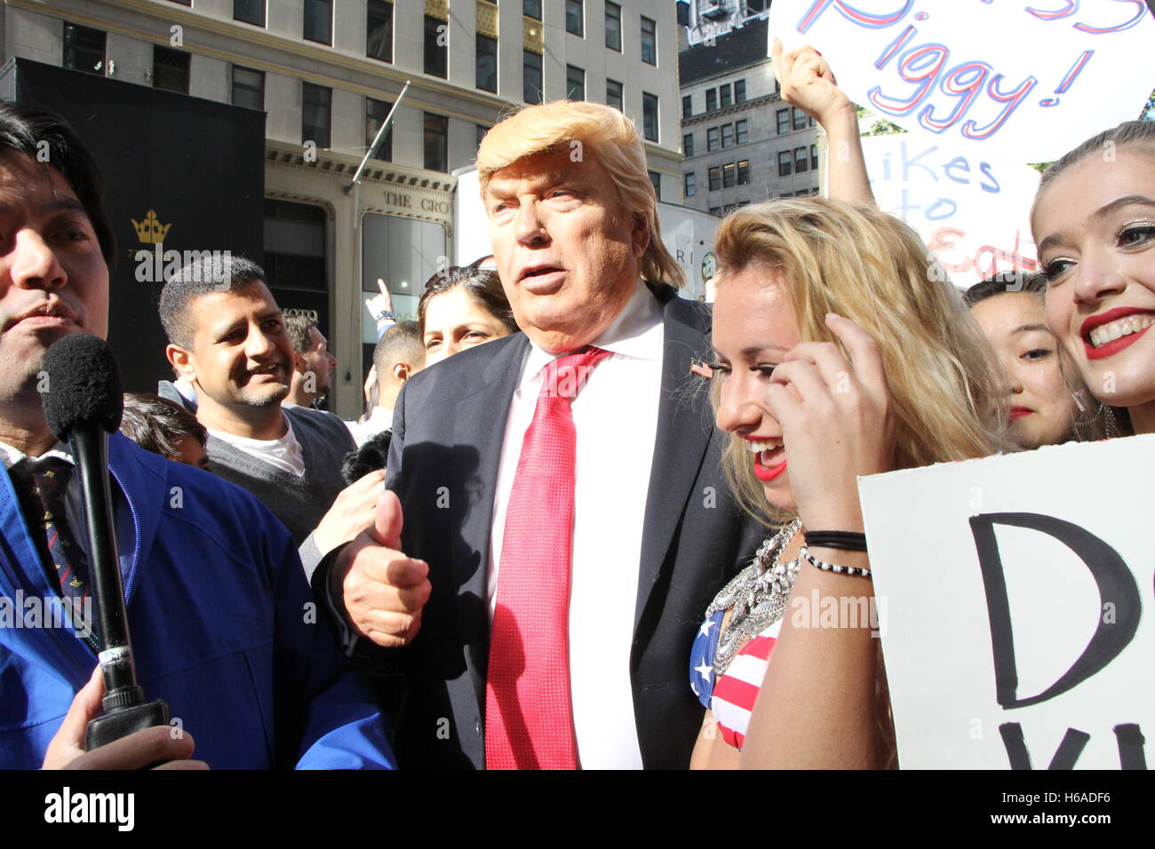 New York, NY, USA. 25th Oct, 2016. Alison Jackson outdoor performance ...