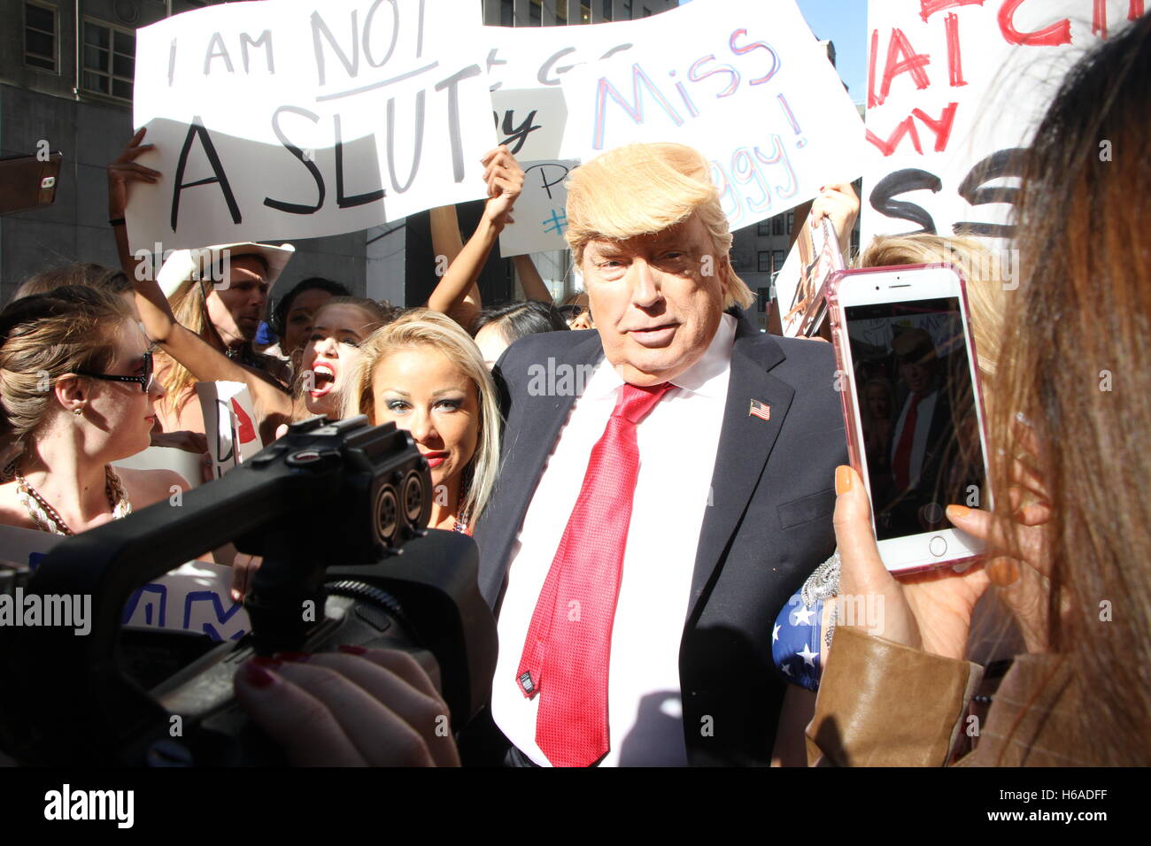 New York, NY, USA. 25th Oct, 2016. Alison Jackson outdoor performance ...