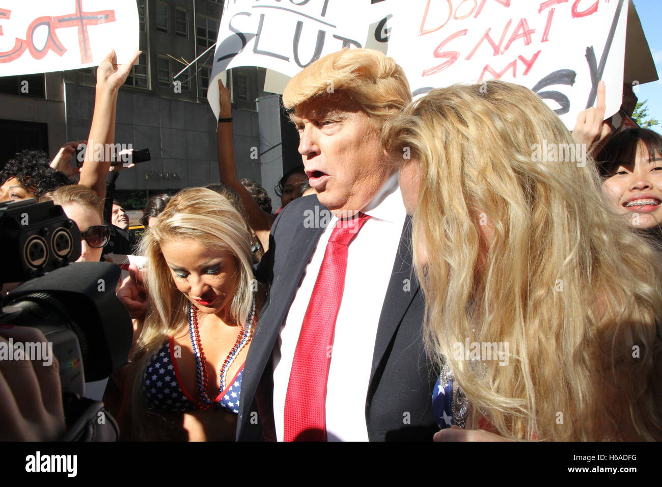 New York, NY, USA. 25th Oct, 2016. Alison Jackson outdoor performance ...