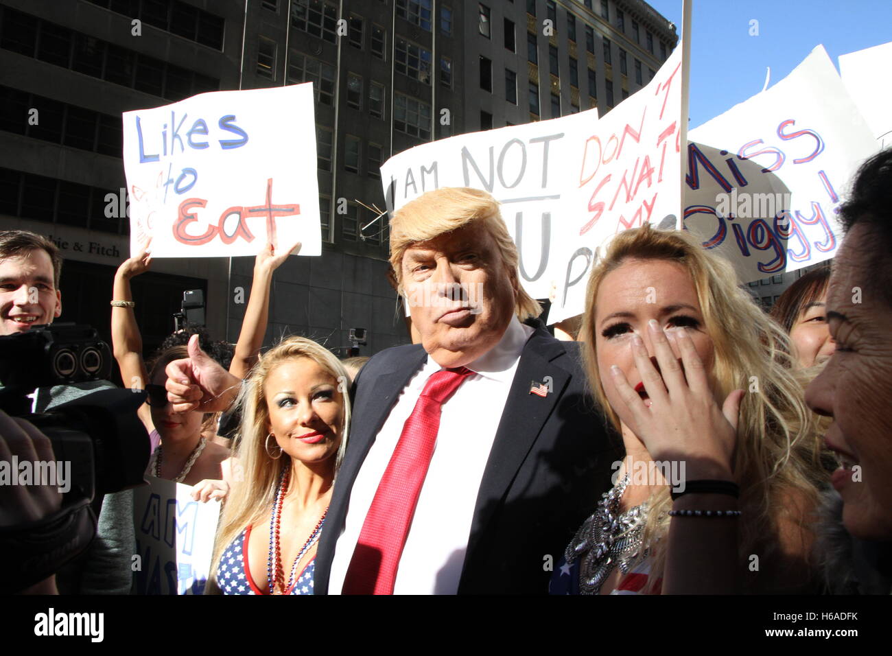 New York, NY, USA. 25th Oct, 2016. Alison Jackson outdoor performance ...