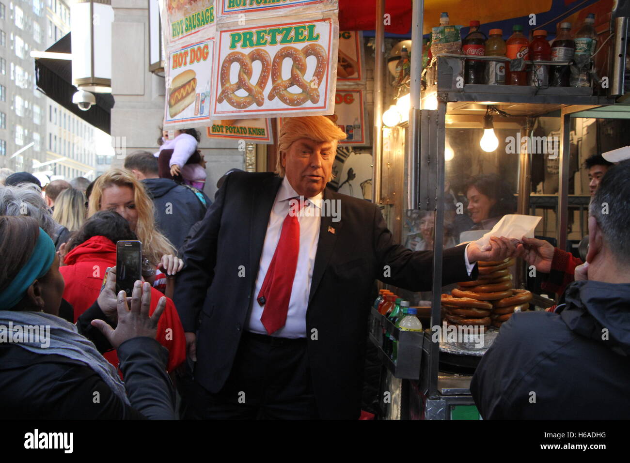 New York, NY, USA. 25th Oct, 2016. Alison Jackson outdoor performance ...