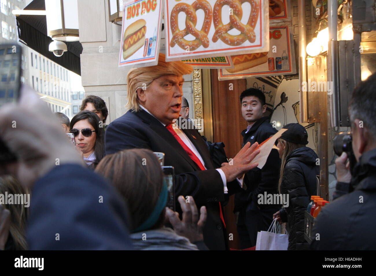 New York, NY, USA. 25th Oct, 2016. Alison Jackson outdoor performance ...