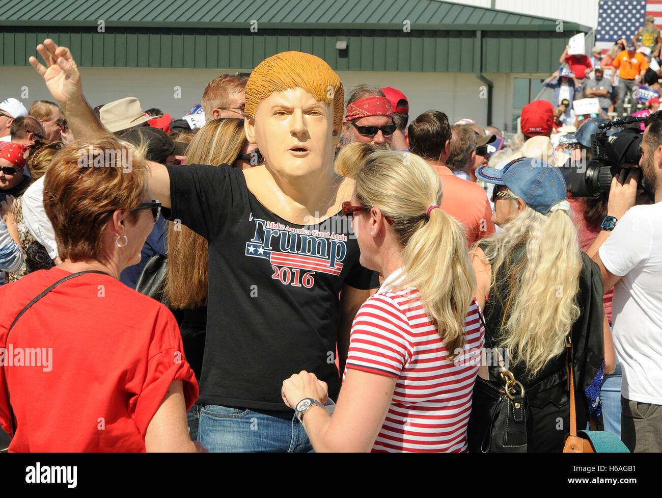 Sanford, United States. 25th Oct, 2016. A man wears a Donald Trump head ...