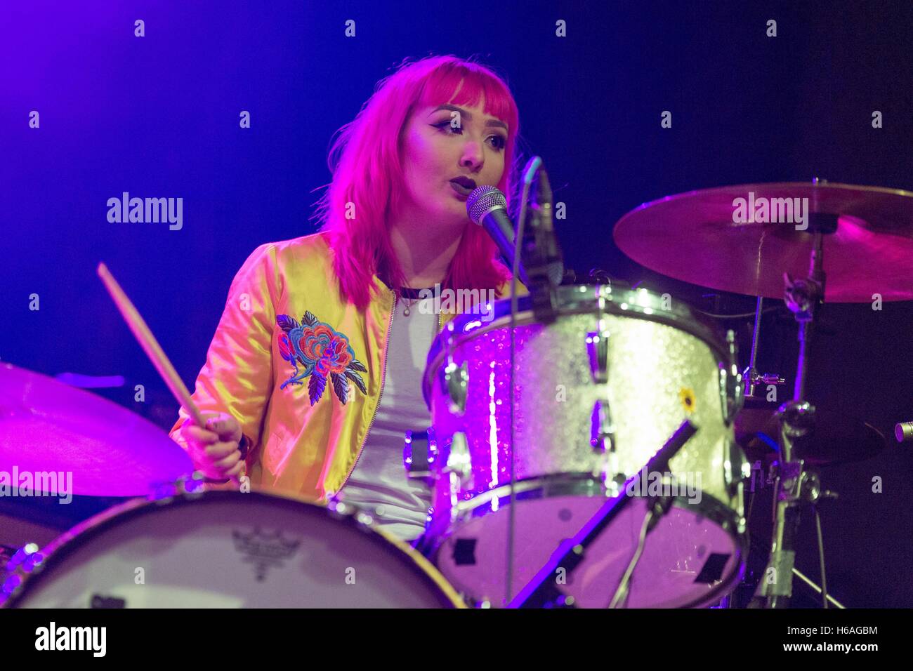Chicago, Illinois, USA. 23rd Oct, 2016. LUCY GILES of Dog Party ...