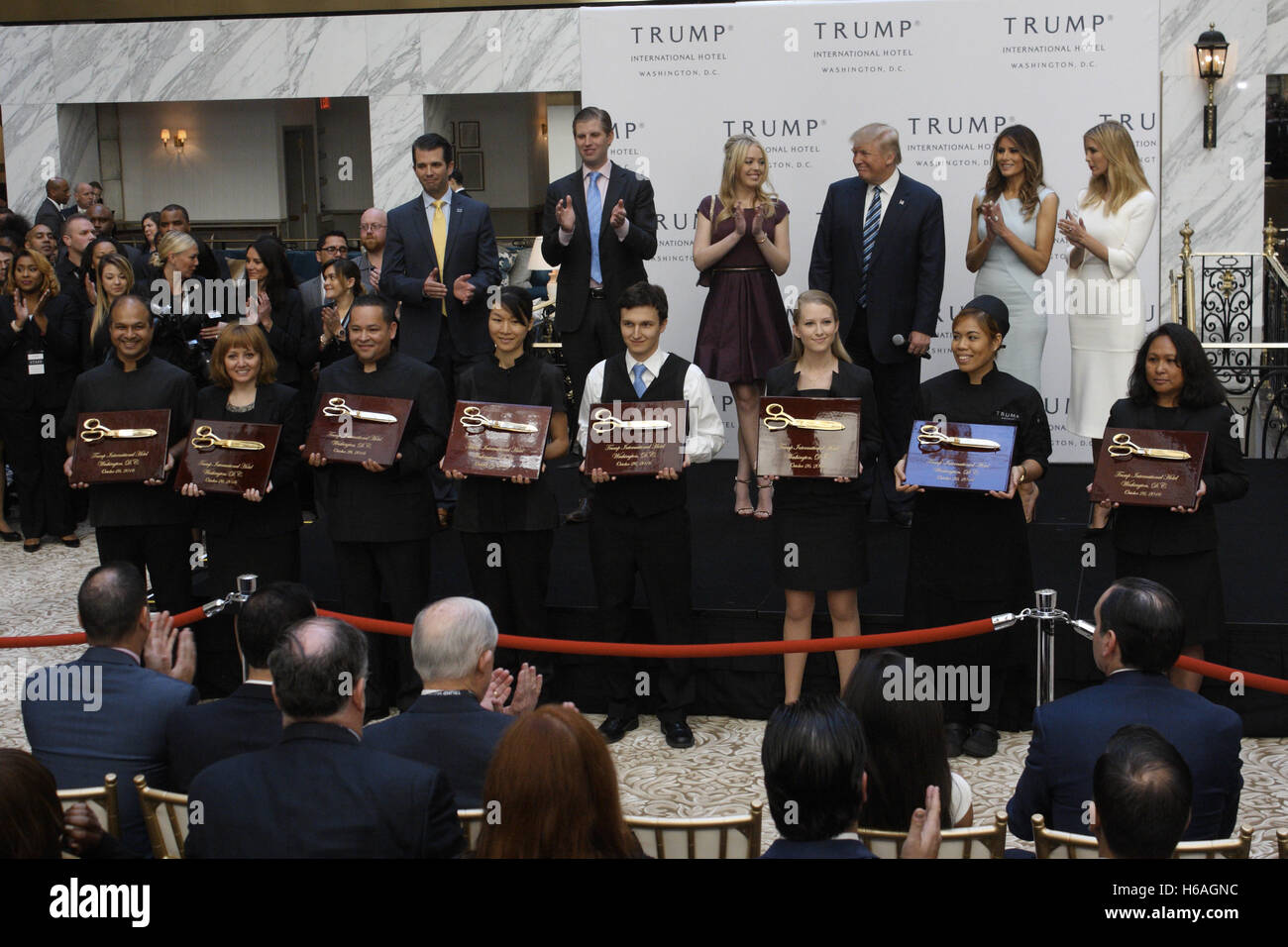 Ribbon cutting ceremony family hi-res stock photography and images - Alamy