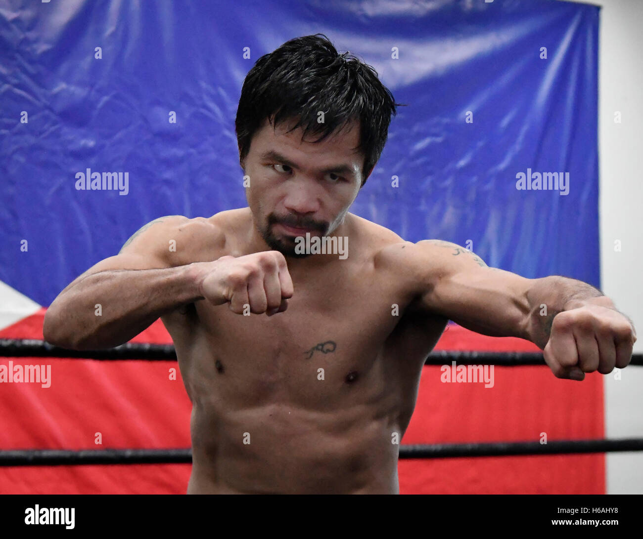 Los Angeles, California, USA. 25th Oct, 2016. MANNY PACQUIAO does his ...