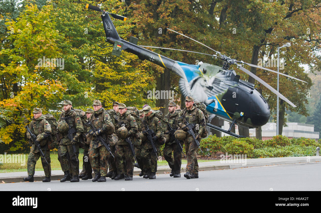 Celle, Germany. 26th Oct, 2016. Soldiers with the German Army walk past ...