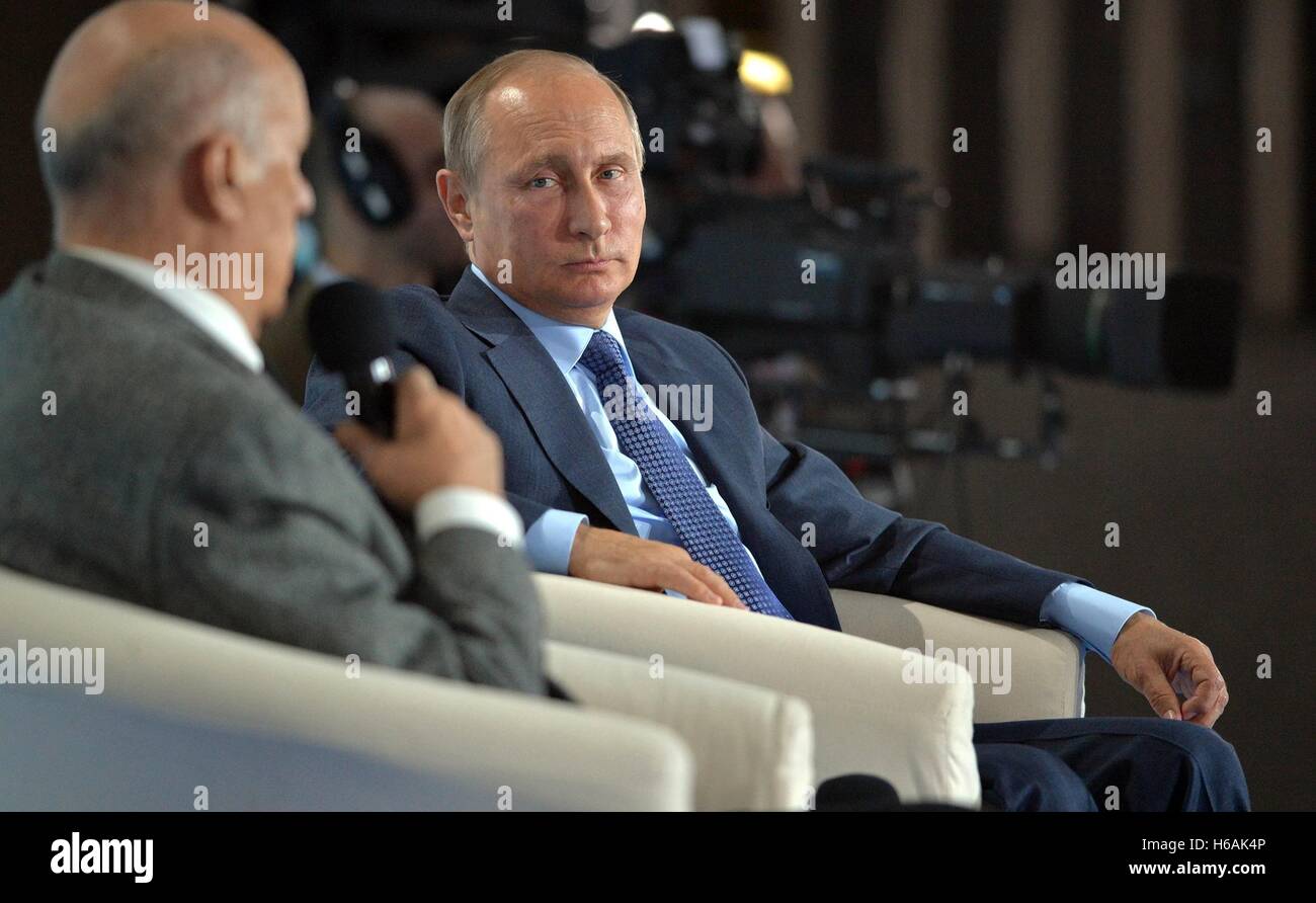 Vladimir putin smirk hi-res stock photography and images - Alamy