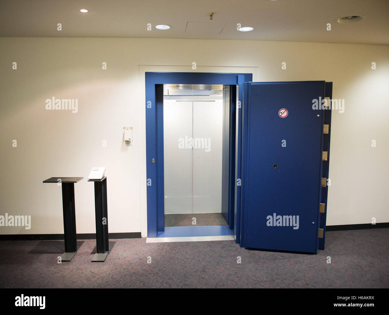 A heavy safe door can be seen in a Sparkasse bank branch in Hamburg ...