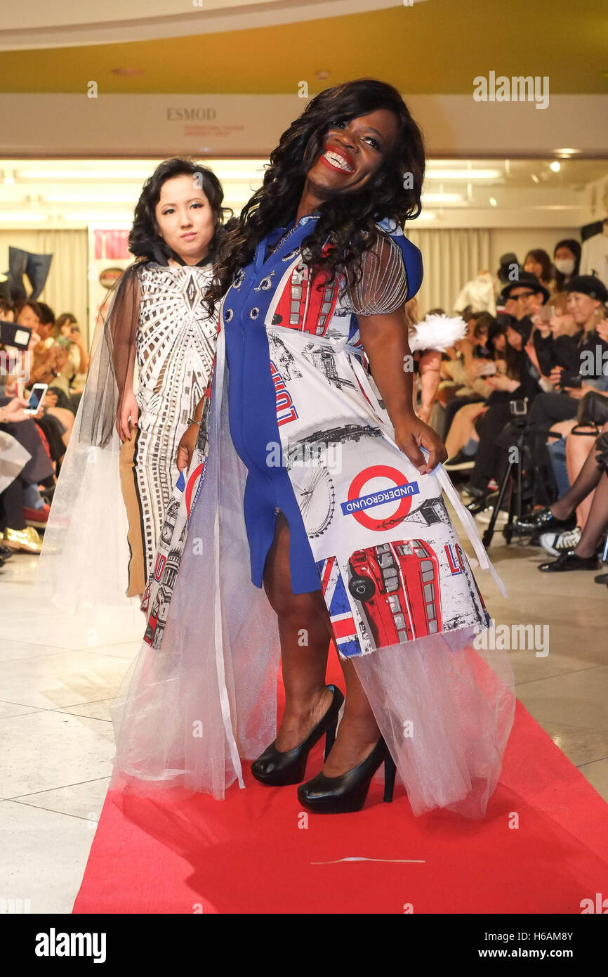 Tokyo, Japan. 26th Oct, 2016. Models on the runway at The International ...