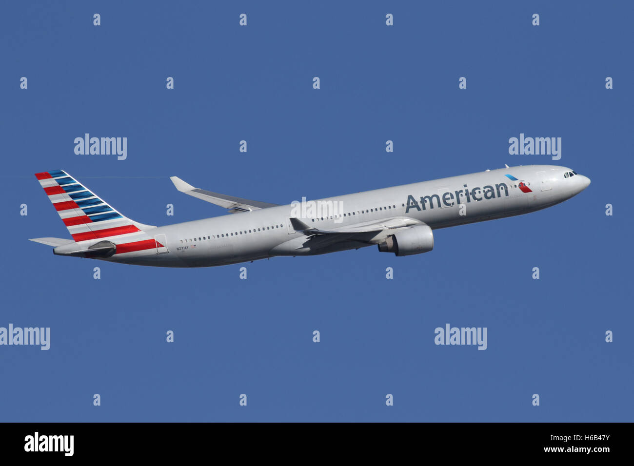 American airlines a330 landing hi-res stock photography and images - Alamy